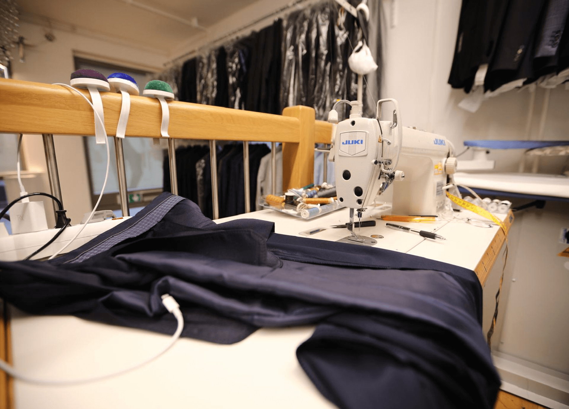 Om Johnny Suits – Johnny Suits